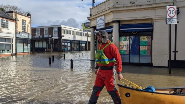 River Severn flooding: Levels remain high as river peaks in Worcester ...