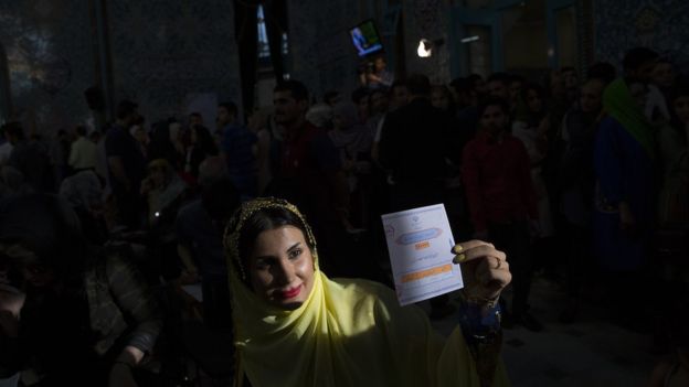 In pictures: Iran's women vote in election - BBC News