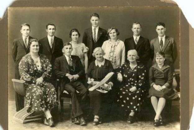 Family reunited with lost portrait found 1,000 miles away - BBC News