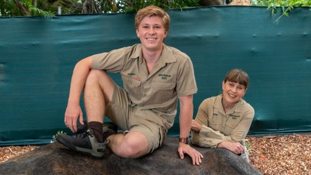 Robert Irwin: Steve Irwin's son wins award for bushfire image - BBC News