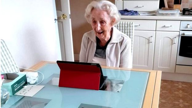 The 90-year-old St Annes podcaster with a global audience - BBC News