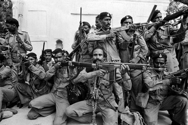 Malkhan Singh: The surrender of India's bandit king - BBC News