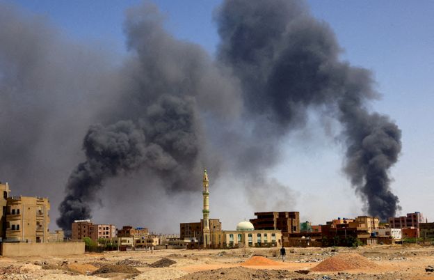 Sudan crisis: Five children among 17 killed in air strikes - BBC News