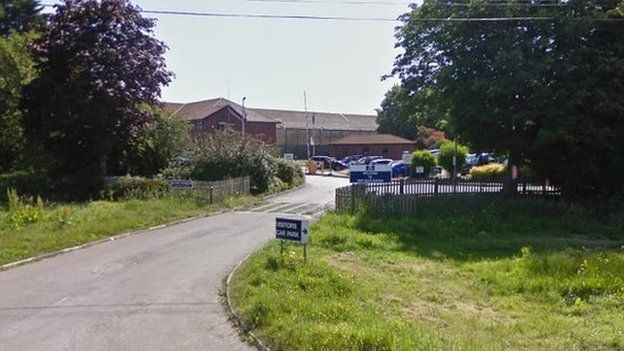 HMP Guys Marsh inmates stage rooftop protest - BBC News