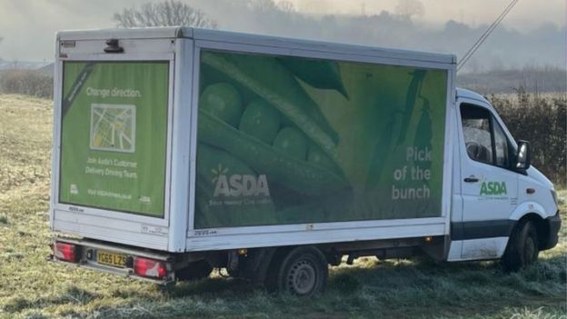 Thieves target Asda van in Hereford as driver makes deliveries - BBC News