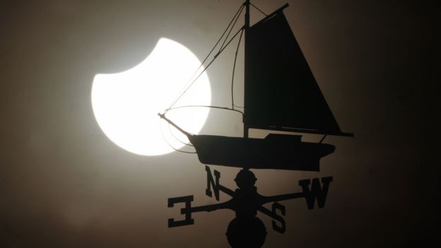 Solar eclipse: Moon blocks part of the Sun over the UK - BBC News