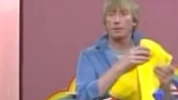 Rainbow presenter Geoffrey Hayes dies at 76 - BBC News