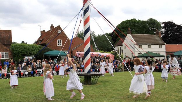 Lost Higham maypole to return after six decades - BBC News