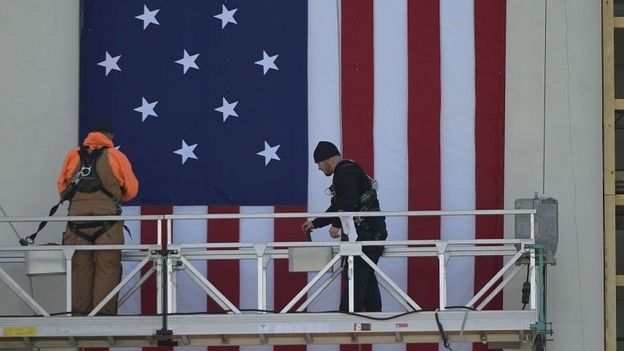 US labour market booms in June - BBC News