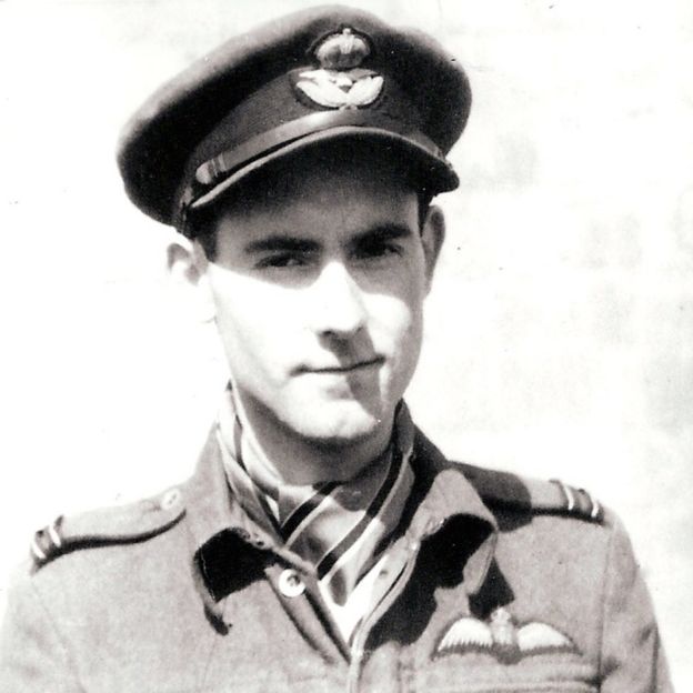 Pioneering World War Two jet fighter pilot Dennis Barry dies - BBC News