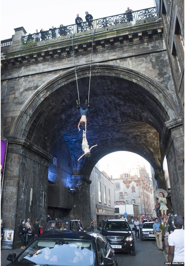 Edinburgh Festival Fringe: Bridge stunt probe launched - BBC News