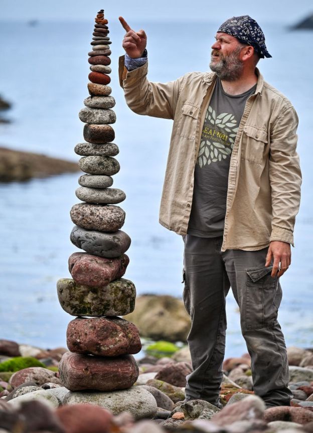 Stone stackers pile up in Dunbar for European championships - BBC News
