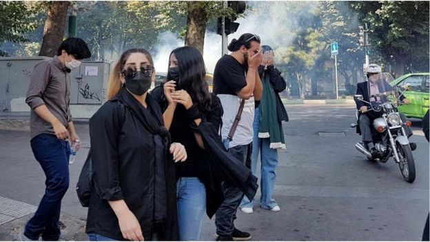 Iran schoolgirls remove hijabs in protests against government - BBC News