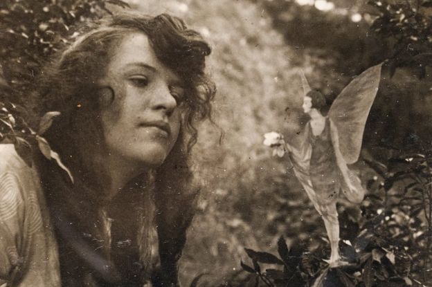 Cottingley Fairies photos sell for £50,000 - BBC News