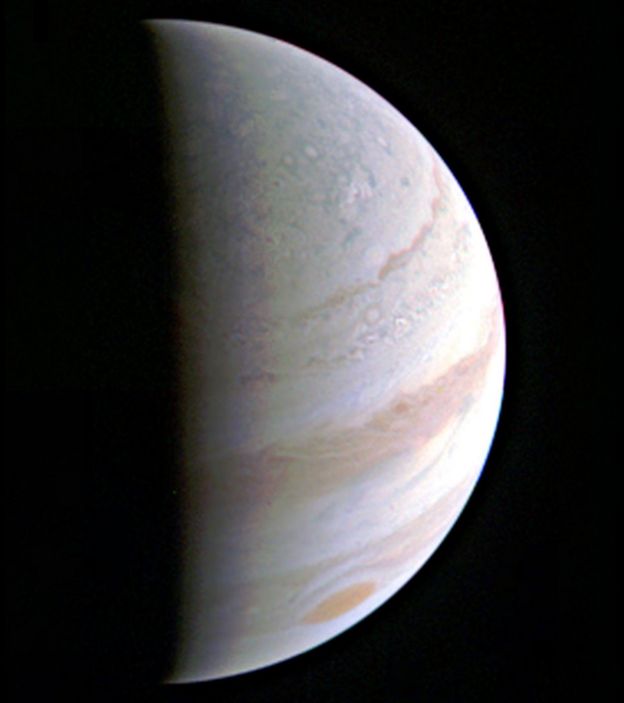 Juno probe makes close pass of Jupiter - BBC News