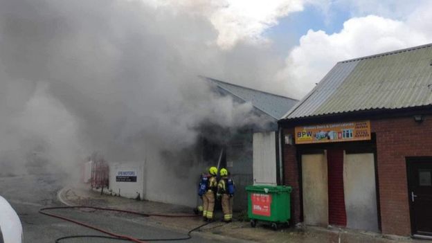 Cornwall smoke warning to households near industrial fire - BBC News