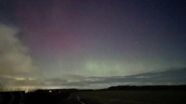 Northern Lights captured in Yorkshire skies - BBC News