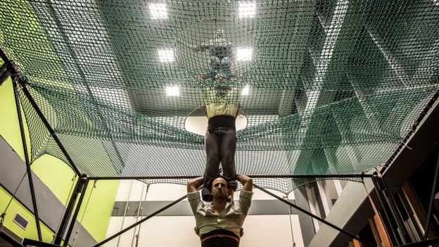 In pictures: Tarragona's human tower competition - BBC News