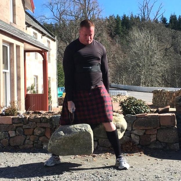 Tourist breaks famous Dinnie Stones lifting record at Potarch - BBC News
