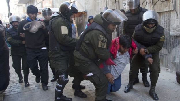 Bolivia police clash with disabled protesters in La Paz - BBC News
