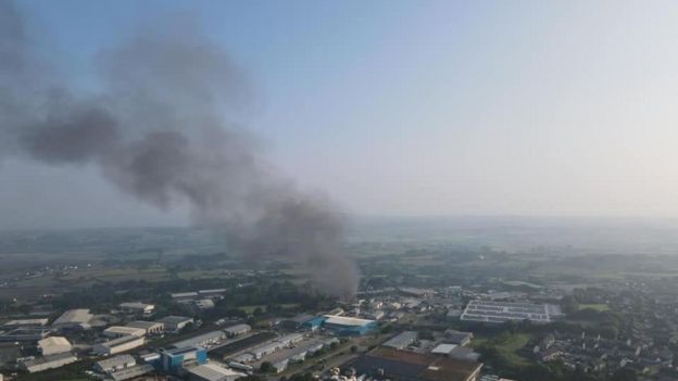 Crews tackle huge Redruth Cardrew Industrial Estate fire - BBC News