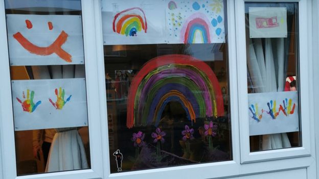 Coronavirus: Rainbows in windows to spread joy - BBC Newsround