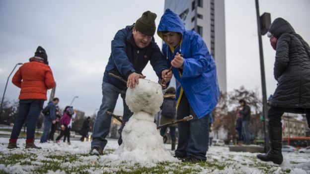Chile turns chilly as Santiago hit by rare heavy snowfall - BBC News