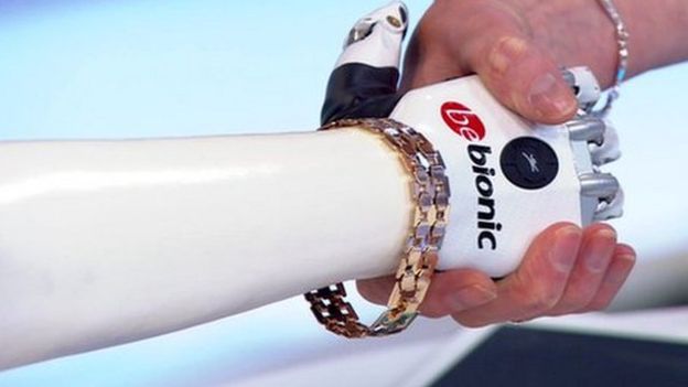 Handless seven-year-old girl wins US handwriting contest - BBC News