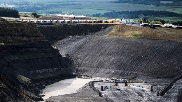 In pictures: Electric rally at old Glenmuckloch coal mine - BBC News