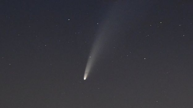 Comet captured streaking across Stonehenge night sky - BBC News
