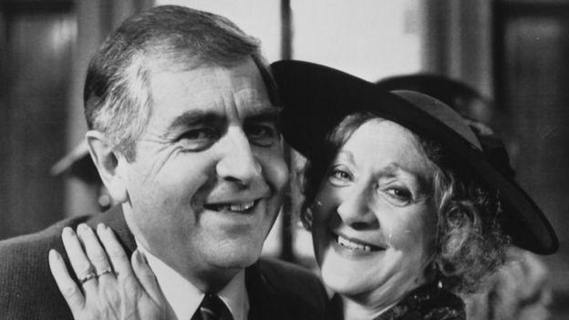 Coronation Street actor Peter Baldwin dies, aged 82 - BBC News