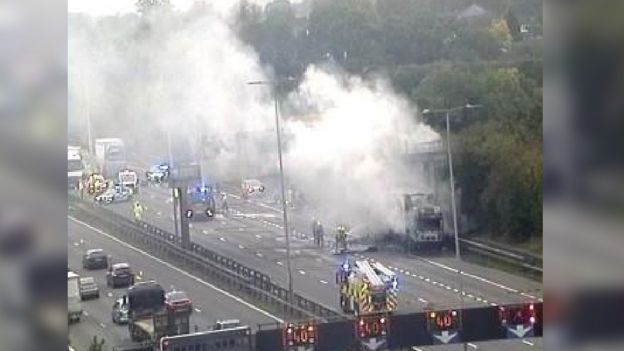 Lorry fire closes M1 northbound in Leicestershire - BBC News