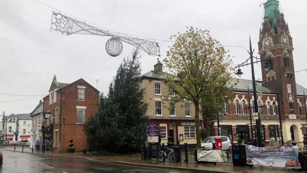 How a wonky Christmas tree put March on the map - BBC News