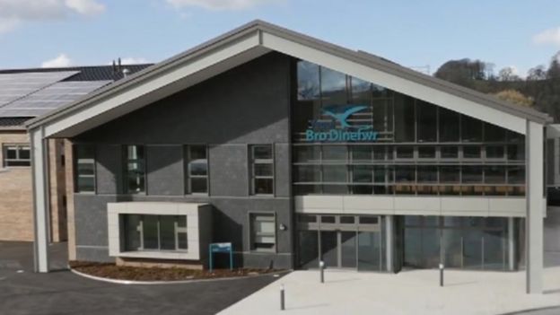 Official opening for £18m Ysgol Maes y Gwendraeth - BBC News