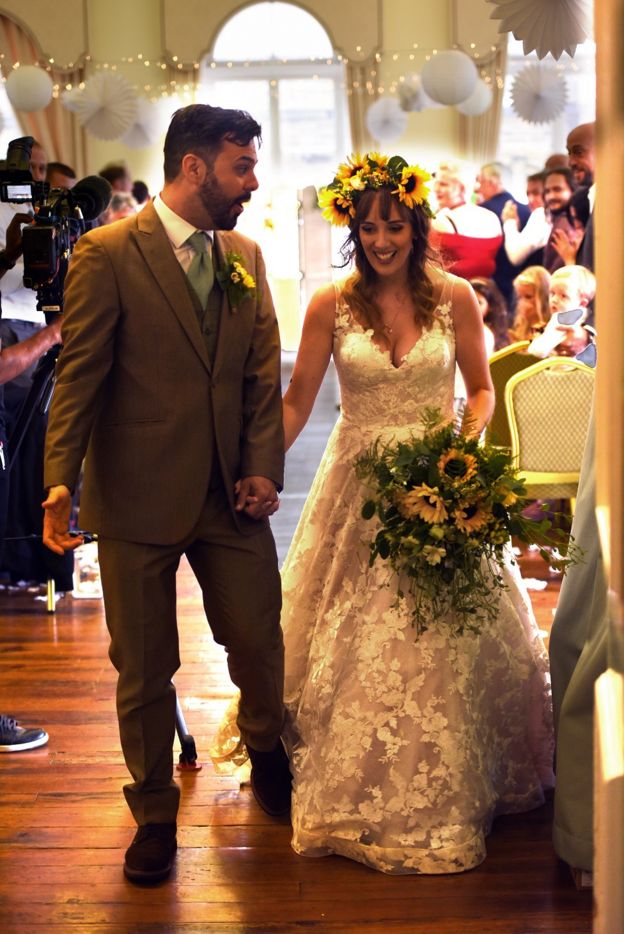 Couple serve up wedding breakfast - with a twist - BBC News