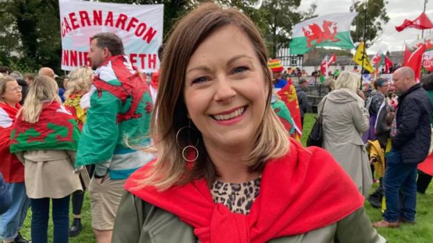 Independent Wales: Thousands attend march in Bangor - BBC News
