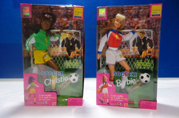 The story of women's football in 10 objects - BBC News