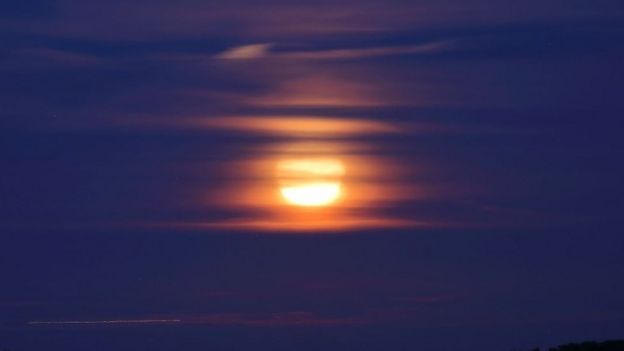 In pictures: Buck Moon rises over England - BBC News