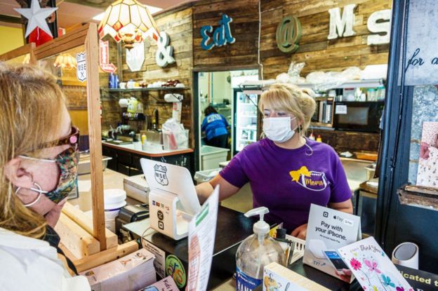 US economy accelerates as recovery continues - BBC News