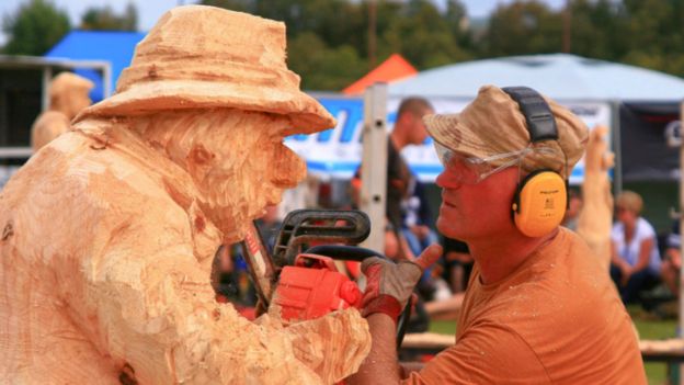 Dragon wows crowds at Carrbridge chainsaw contest - BBC News