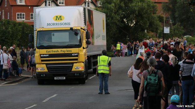 Cromer Carnival parade 'gatecrashed' by supermarket lorry - BBC News