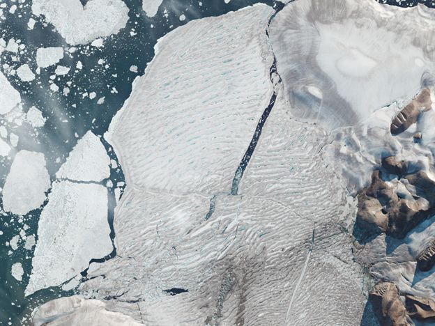 Milne Ice Shelf: Satellites capture Arctic ice split - BBC News