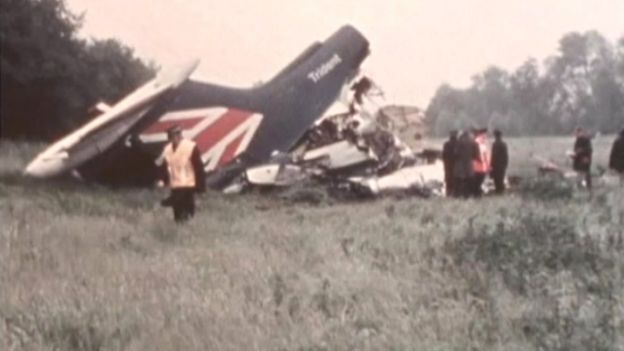 Row over Gatwick Airport pilot medical centre closure - BBC News