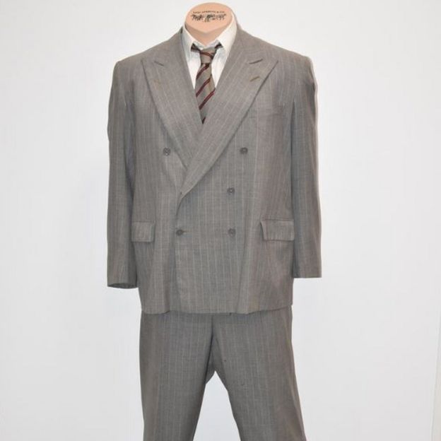 Winston Churchill suit to be sold at auction - BBC News