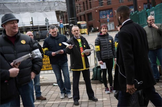 Rail strike: What does a train guard do? - BBC News