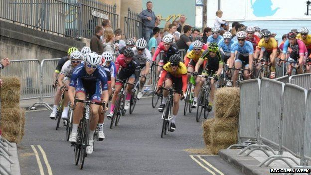 Bristol cycling events bring thousands to the city - BBC News