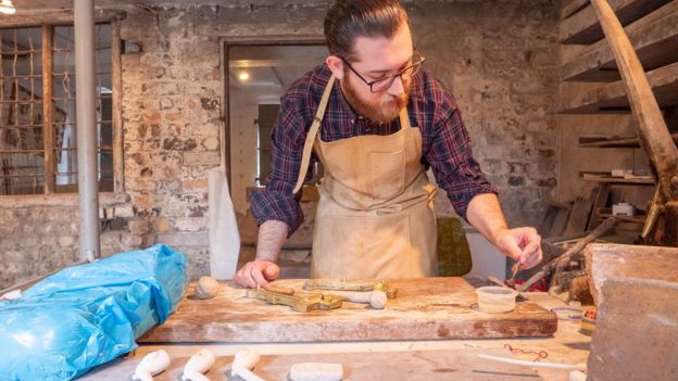 Shropshire craftsman, 24, among last clay pipe-makers - BBC News