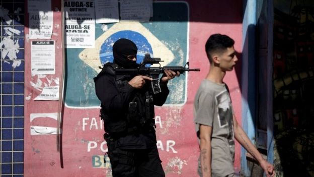 Brazil crime: Military launch operations in Rio favelas - BBC News