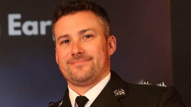 Dyfed-Powys police inspector Gareth Earp dies in crash - BBC News