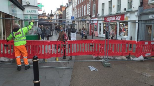 Worcester city centre road closed over building safety concerns - BBC News